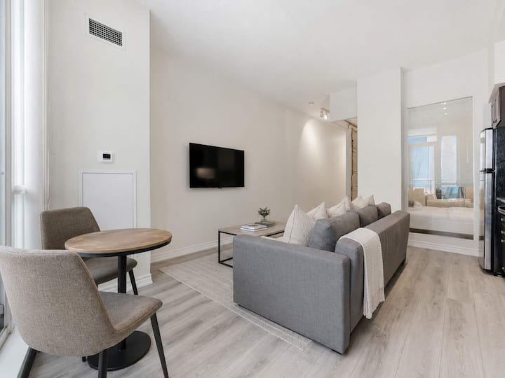 Modern Retreat Near Waterfront - Toronto, ON