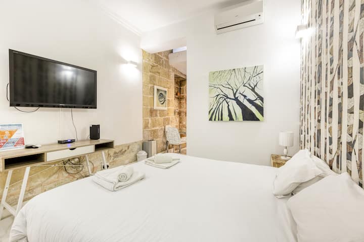 Apartment With Private Patio In Valletta - La Valette