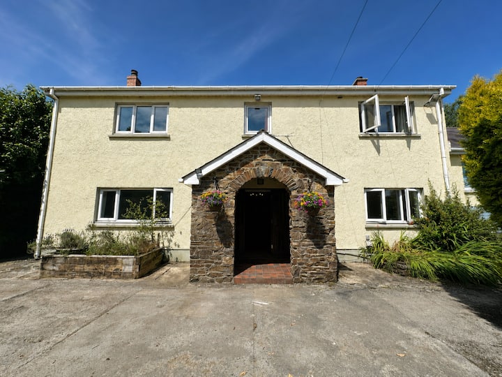 A Large Holiday Cottage Ideal For Groups - Carmarthen