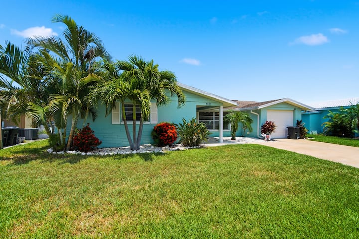 4 Mi To Beach! Waterfront New Port Richey Retreat - New Port Richey, FL