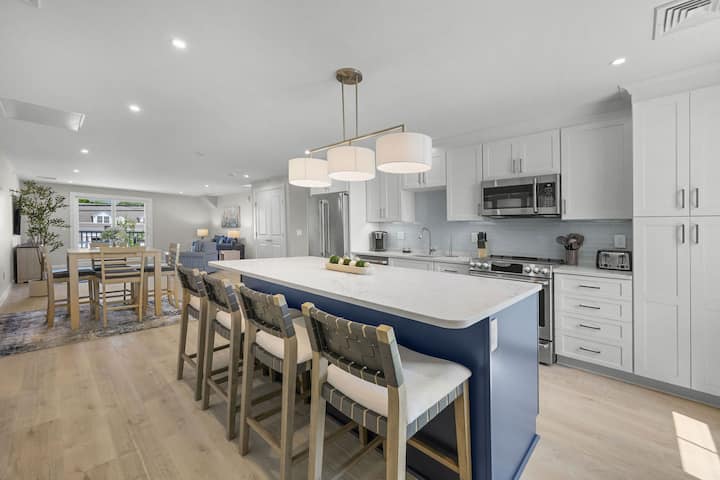 Charming Cape Apartment Walk To Beach & Town - Chatham, MA