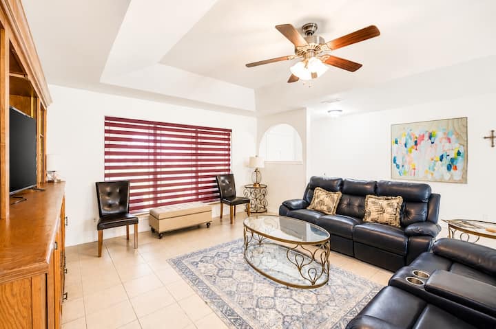 Huge Backyard Community Pool Near Arena - Pharr, TX