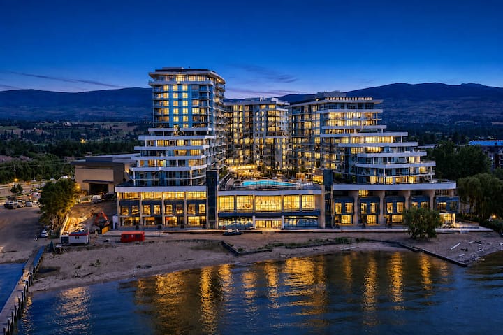 Aqua | Lakeview Corner Suite - Kelowna