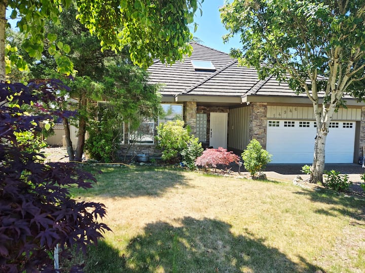 Bright & Spacious Estate - White Rock