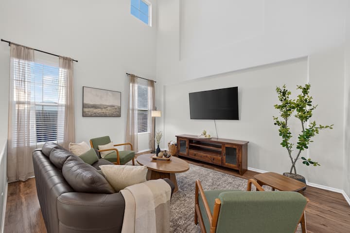 Modern Elegance Wildomar 5 Br / 3 Ba Spacious Home - Murrieta, CA