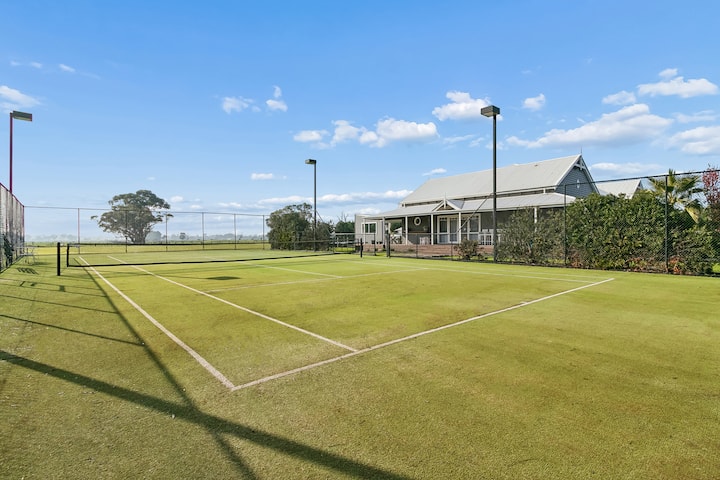 Luxurious 5 Bedroom Home On Acreage - Dandenong