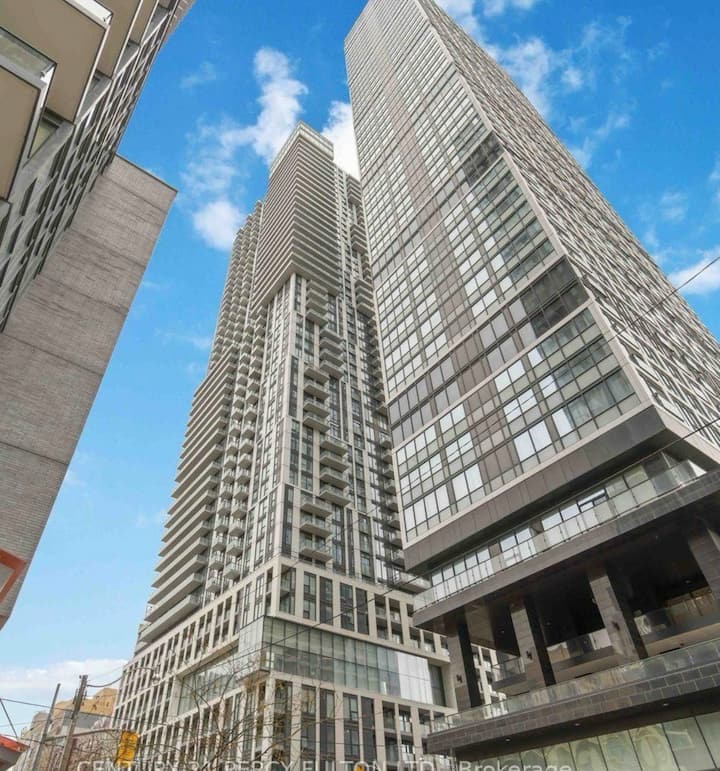 Dundas Square Stays | Sleek 2br Walkable Gem - Toronto