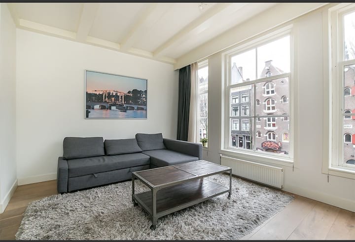 Bright Canal-side 1-bedroom Apartment - Amsterdam Centraal Station
