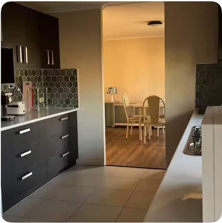 Big Ensuite Room, Quiet St Next Sunshine Plaza - Sunshine Coast