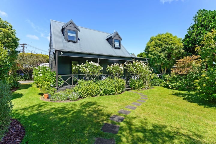 Waikanae Beach Retreat - 2min Walk To Beach. - Waikanae