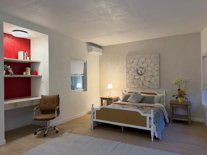 Bright & Spacious Suite With Full Kitchen - Menlo Park, CA