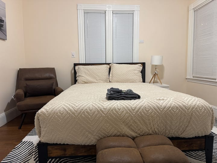 Queen Bed In Urban Oasis - Boston, MA
