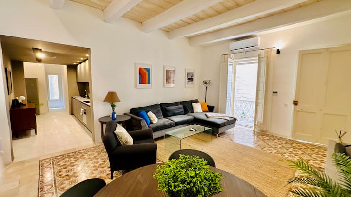 Modern Living In Part Of A Timeless Palazzo - Valletta