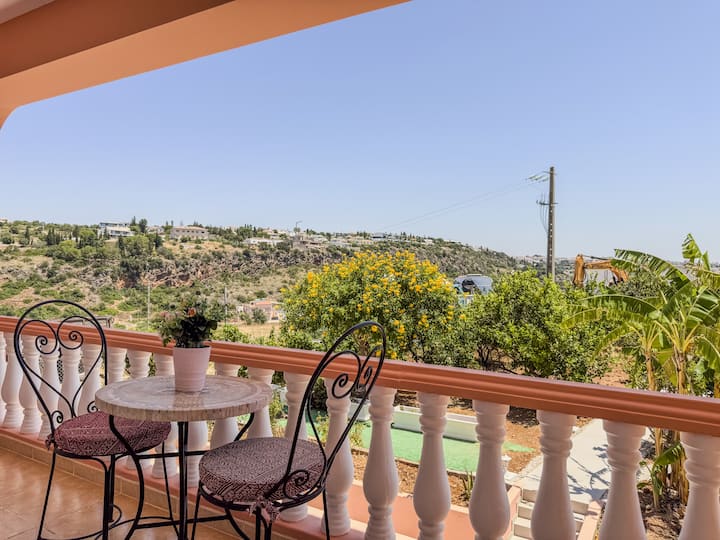 #373 Charming 4br Villa With Spacious Garden & Bbq - Guia