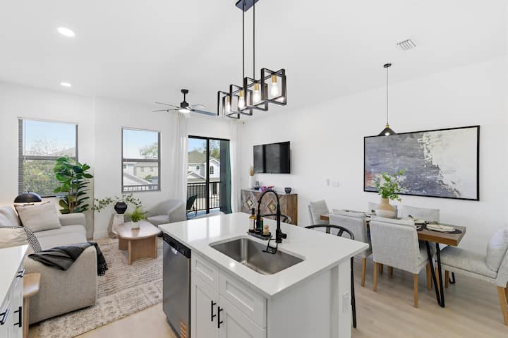 Executive Suites | 8 Beds 8 Baths | South Tampa - Tampa, FL