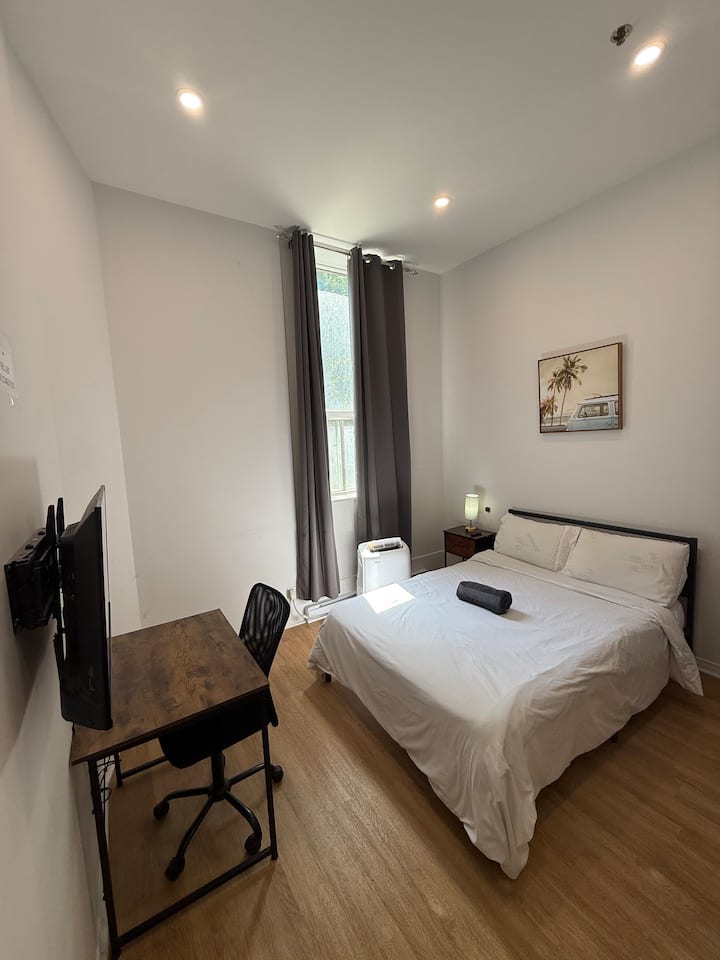 Modern Studio Downtown Mtl For 2 With Free Parking - Laval