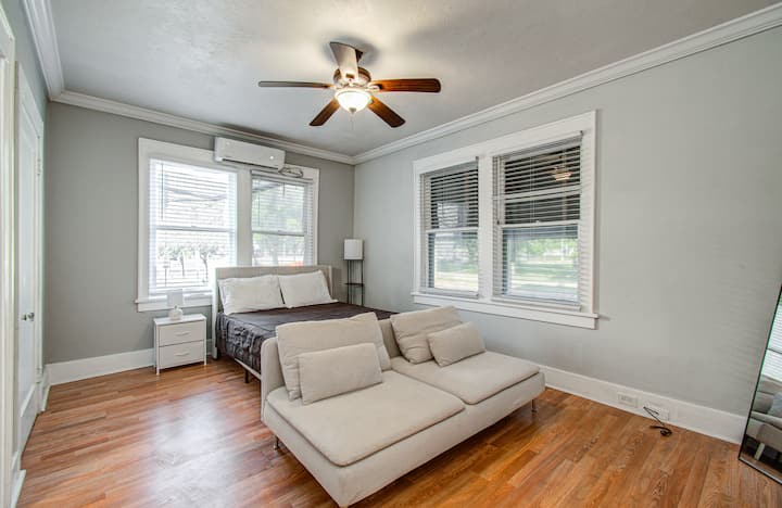 Modern Studio Near Toyota Center|downtown Houston - Houston, TX