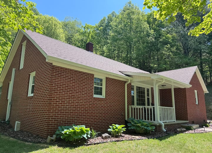 Lolli's 1934 Farmhouse - West Jefferson