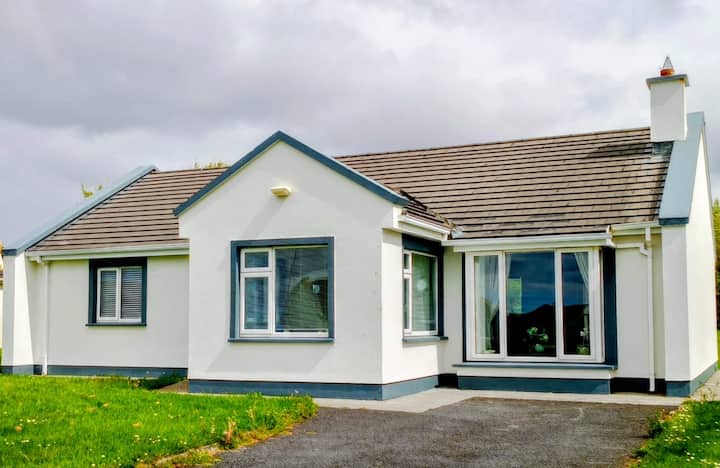 Cozy 3br Furbo Haven With Beach Access - Galway