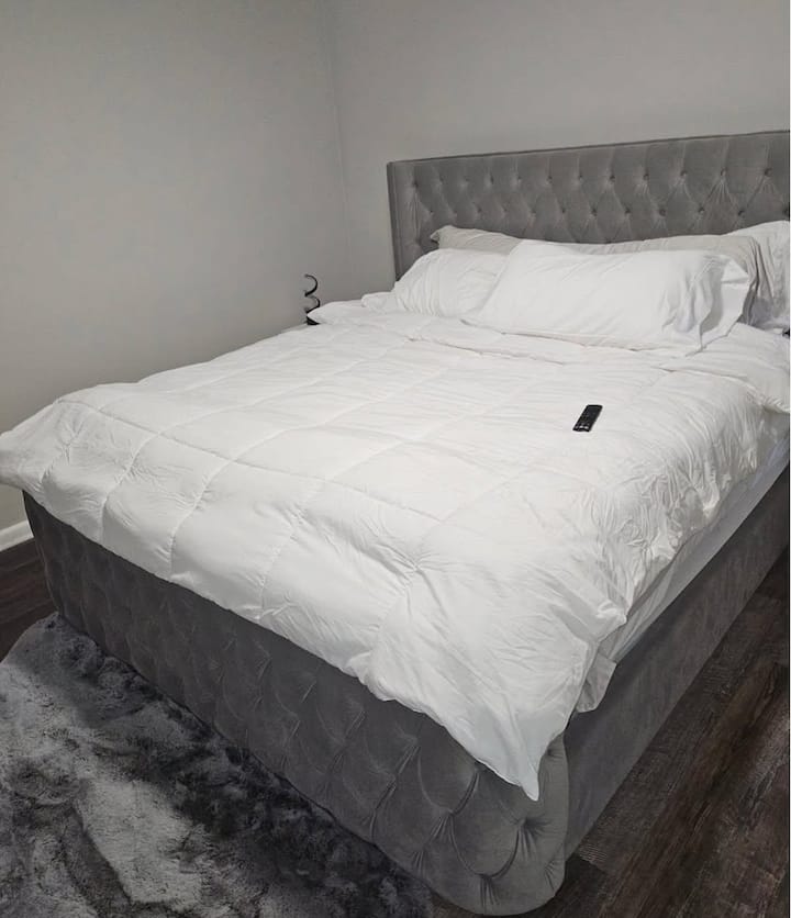 Urban Penthouse Suite - Cleveland Heights, OH