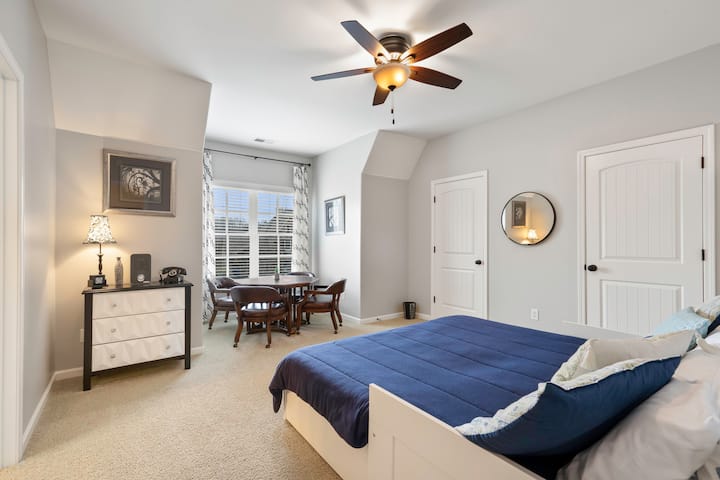 Spacious Room In Gated Neighborhood - King Bed! - Memphis, TN