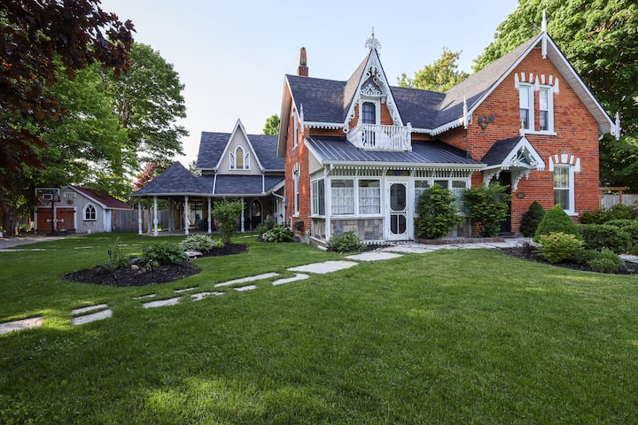 6 Bedroom -2 Connected Houses - Minutes To Beach! - Barrie
