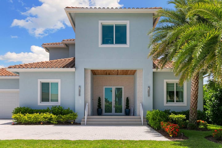 Waterfront Home W/ Pool, Hot Tub & Game Room - Marco Island, FL