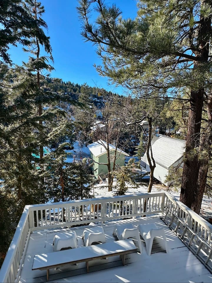 Updated Tranquil Mountain View Cabin - Running Springs, CA