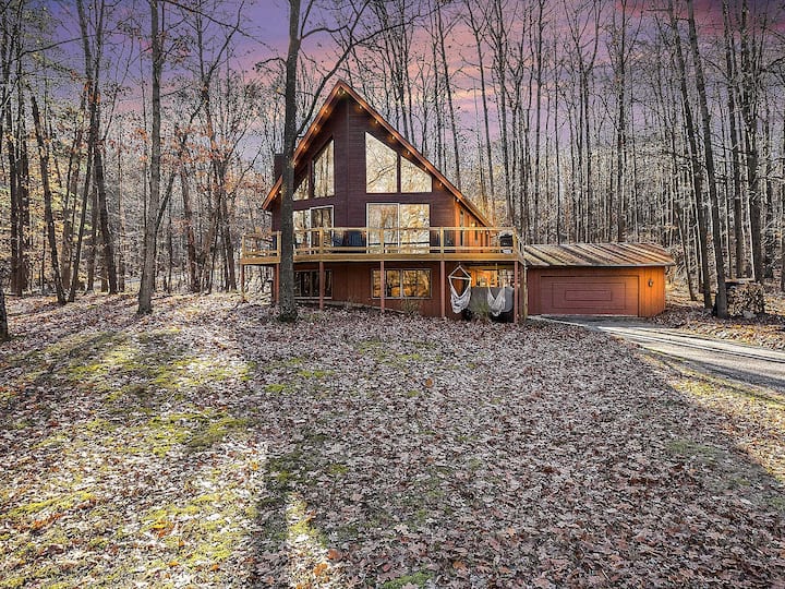 Canadian Lakes Escape | Sleeps 10 | Golf + Pools - Big Rapids, MI