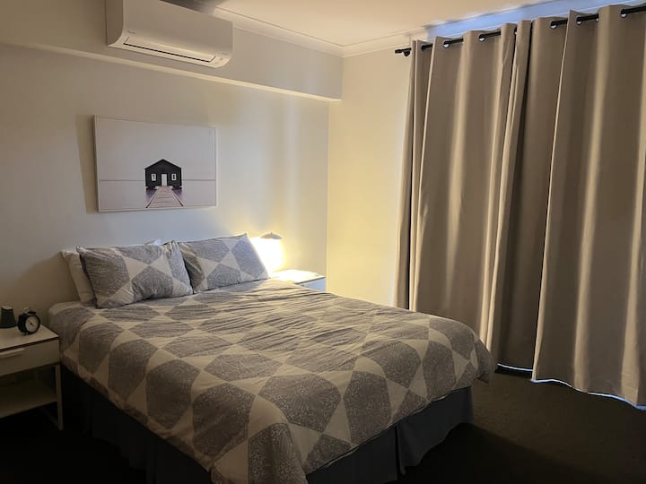 Café Heart Of Mt Hawthorn-spacious 1brm Apartment - Claremont