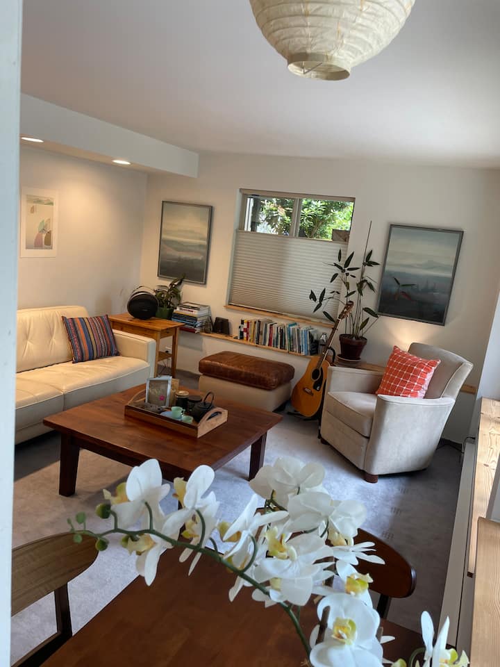 Cozy Couples Getaway Near Ferry Terminal - Bainbridge Island, WA