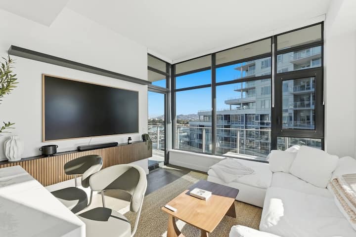 Luxury Lakefront Escape | Pool, Hot Tub & Beach - Kelowna