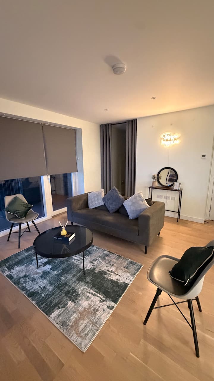 Manhattan-style 1br + Balcony | Nr Elizabeth Line - Hounslow