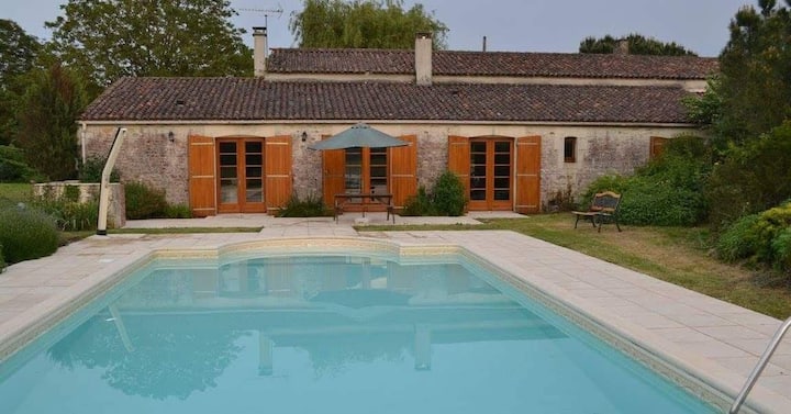 Farmhouse Sleeps 12 - Pool, Table Tennis, Parking - Charente-Maritime
