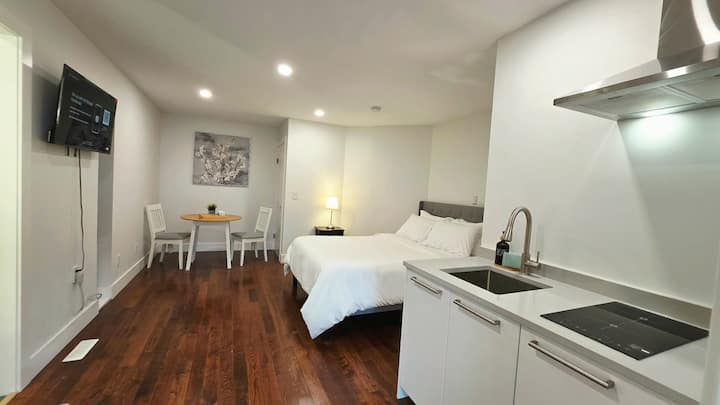 Entire Private Room With Full Bathroom & Kitchen - Surrey