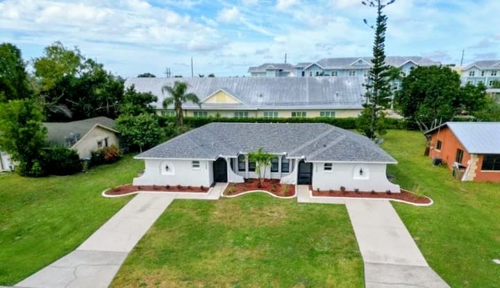 Coastal Haven Stay-
5 Bed - Cape Coral, FL