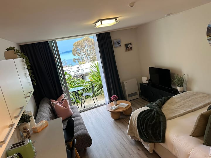 Lake View Studio & Balcony | Sleeps 3 - Queenstown