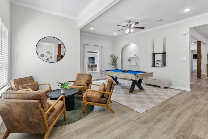 Dallas Grand Getaway | Hot Tub, Bar & Billiards - Dallas, TX