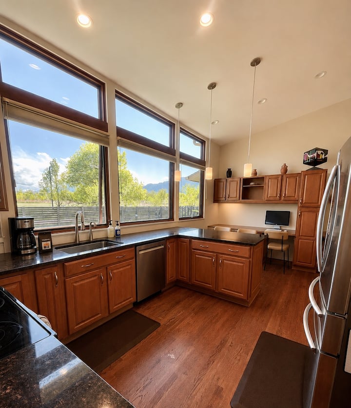 Bright & Comfortable With Mountain Views - Boulder, CO