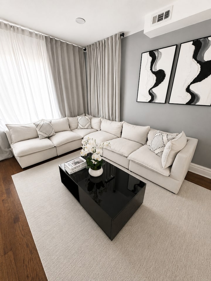 2br Near Blue Line Workspace + Coffee Bar - Chicago, IL