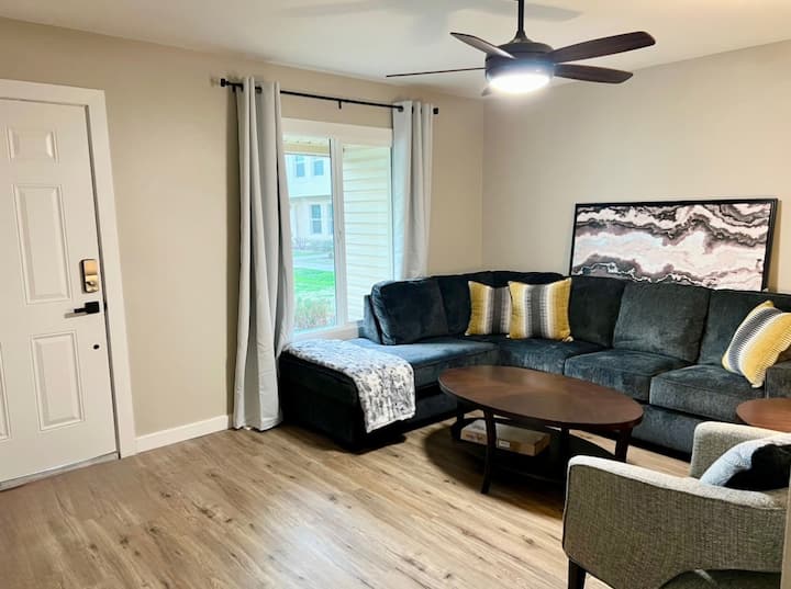 Tempe Remodeled Townhome With Yard, Community Pool - Tempe, AZ
