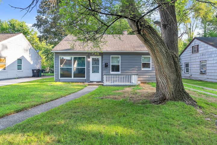 Cozy Oak Park Home - Oak Park, MI