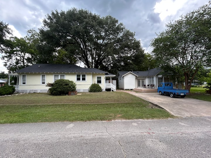 2 Homes | Sleeps 8 | Walk To Coffee, Bbq & Texmex - Tomball, TX