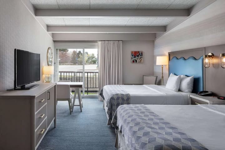 2 Queen | Hojo Newport | Near Downtown - Newport, RI