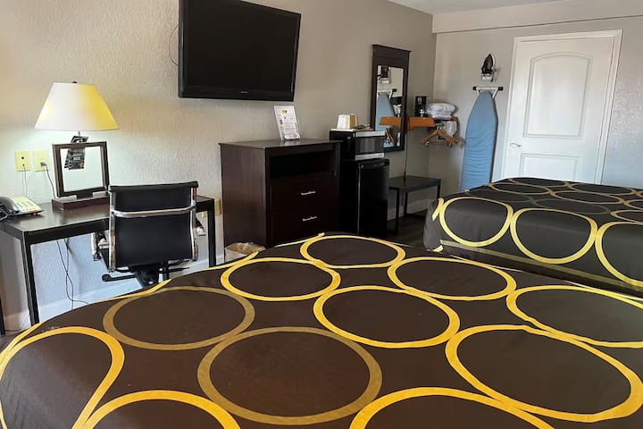 Studio 2 Queen | Super 8 Baytown | Kemah Boardwalk - Baytown, TX