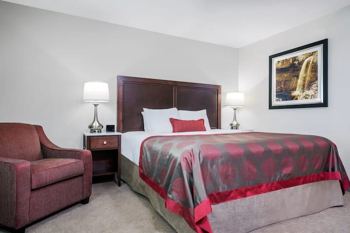 Jacuzzi King | Ramada Golden Valley | Game Day - Plymouth, MN