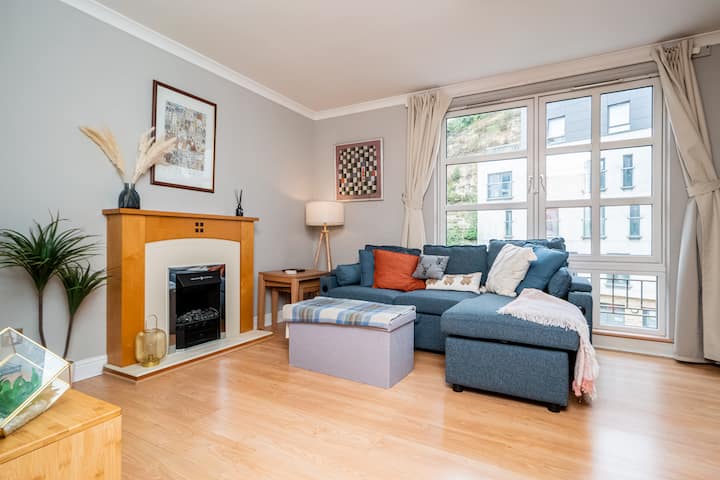 Stylish Apartment | Minutes From The Royal Mile - 