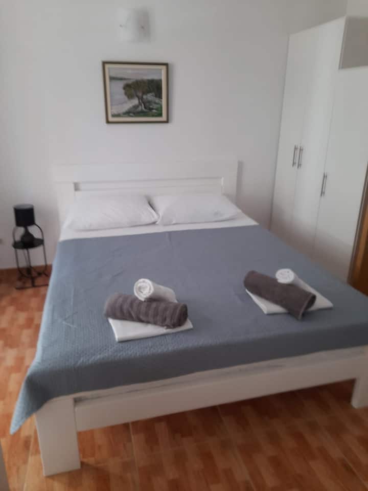 Cozy Beachside Studio Apartment With Balcony - Brist