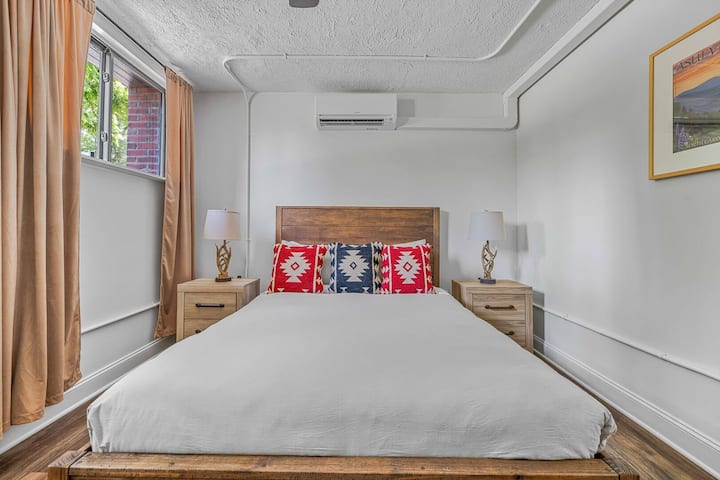 Historic Queen Suite Near Charlotte St + Parking - Asheville, NC