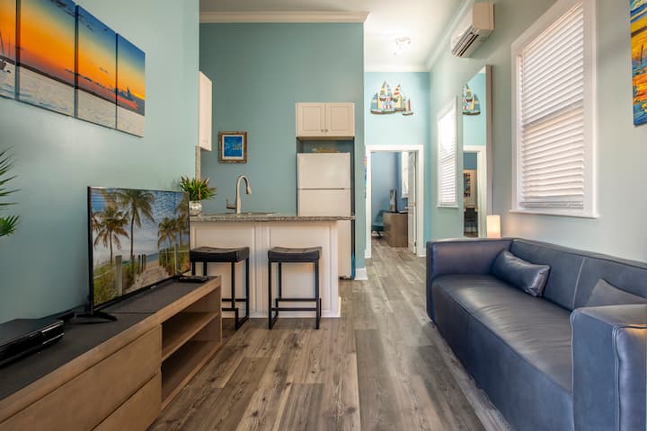 Bella Vita: 1b/1b Condo For 2 Just Steps Off Duval - Fantasy Fest - Key West